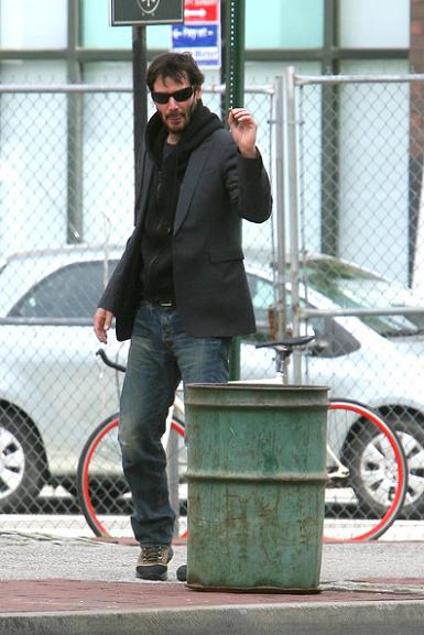KEANEWS: May 11 2010 Keanu Reeves Drinks Coffee in NY
